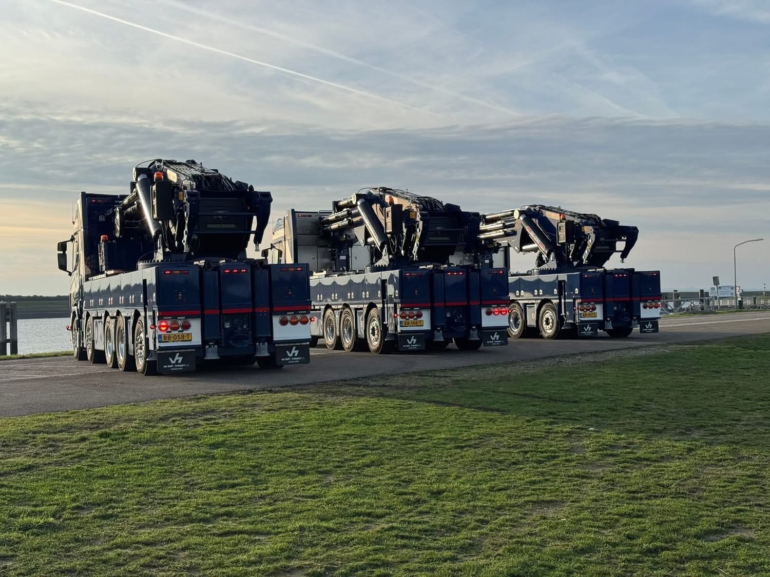 Onthulling met vuurwerk bij Van Hooft Transport