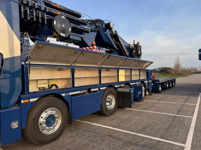 Onthulling met vuurwerk bij Van Hooft Transport