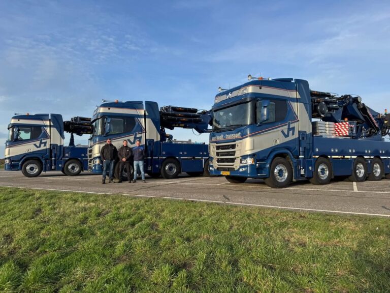 Onthulling met vuurwerk bij Van Hooft Transport