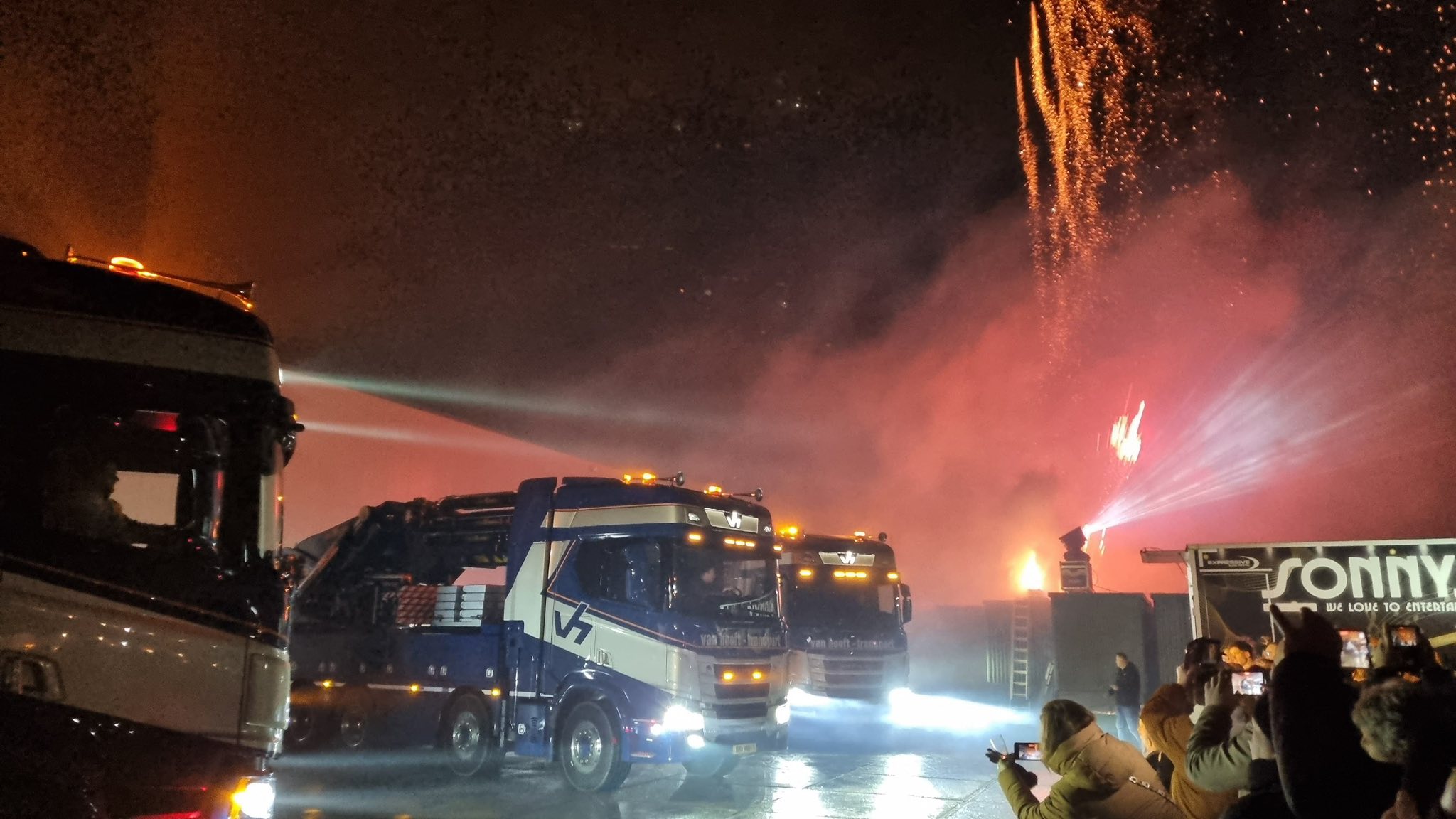 Onthulling met vuurwerk bij Van Hooft Transport