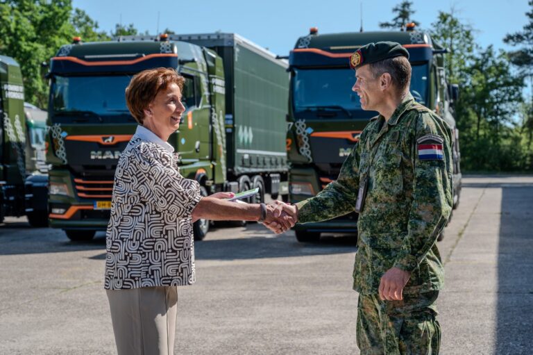 Defensie zet eerste waterstoftrucks van MAN in