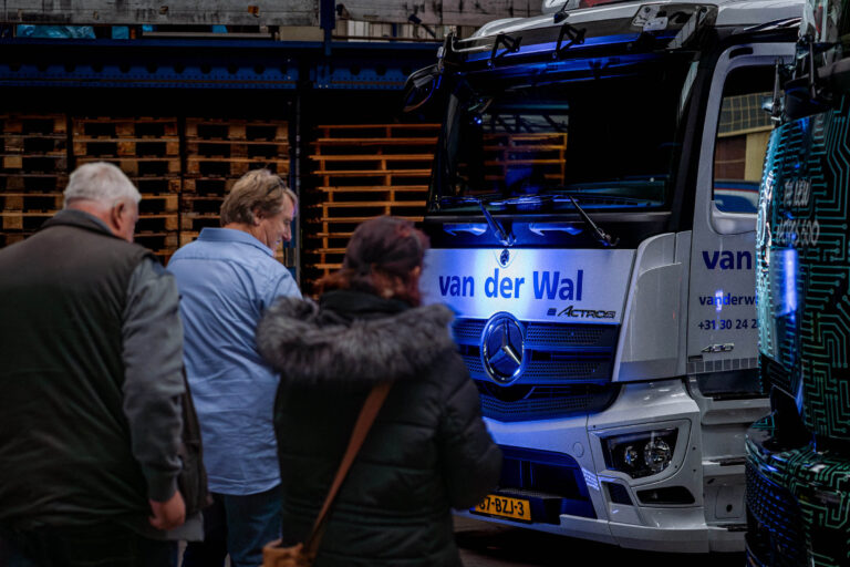 Van der Wal viert 100-jarig jubileum met eActros 400 LZV