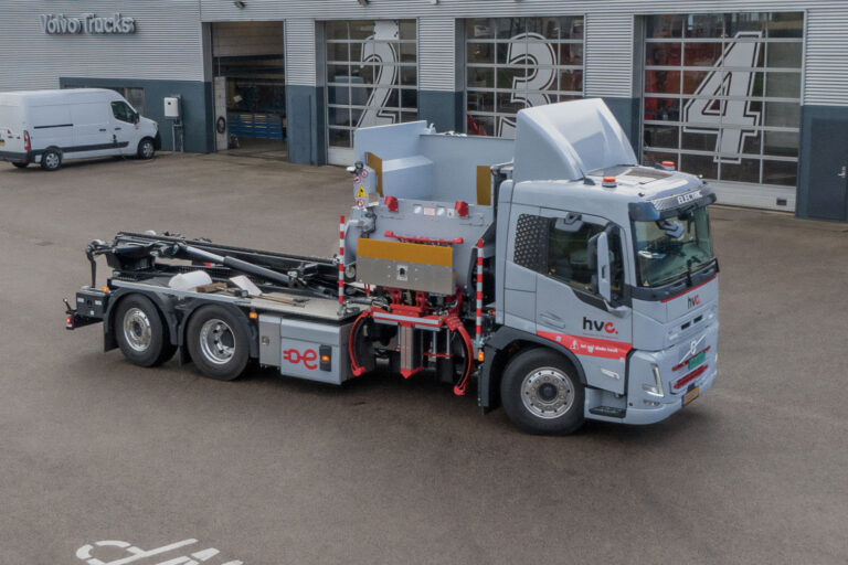 HVC zet twee custom made Volvo's op de weg voor afvalinzameling