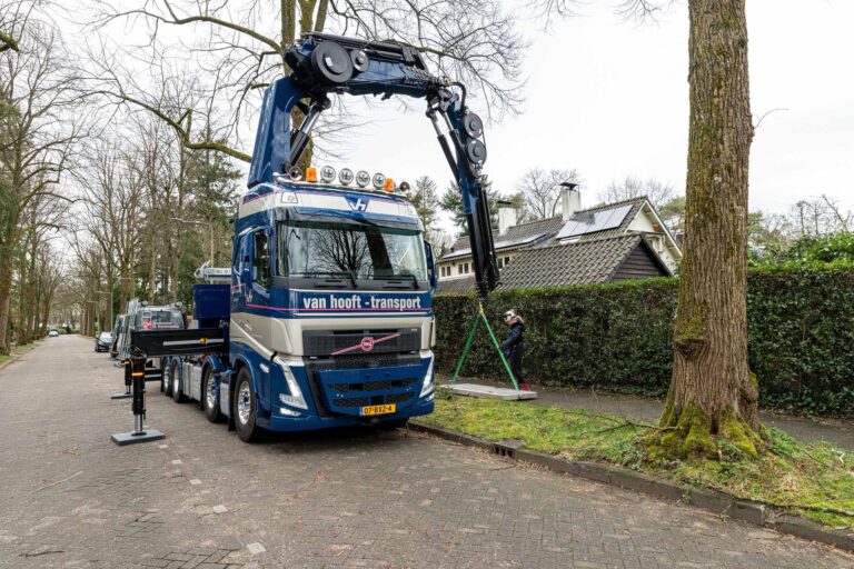 Van Hooft kiest voor Volvo FH 8x4 met 95-tons autolaadkraan