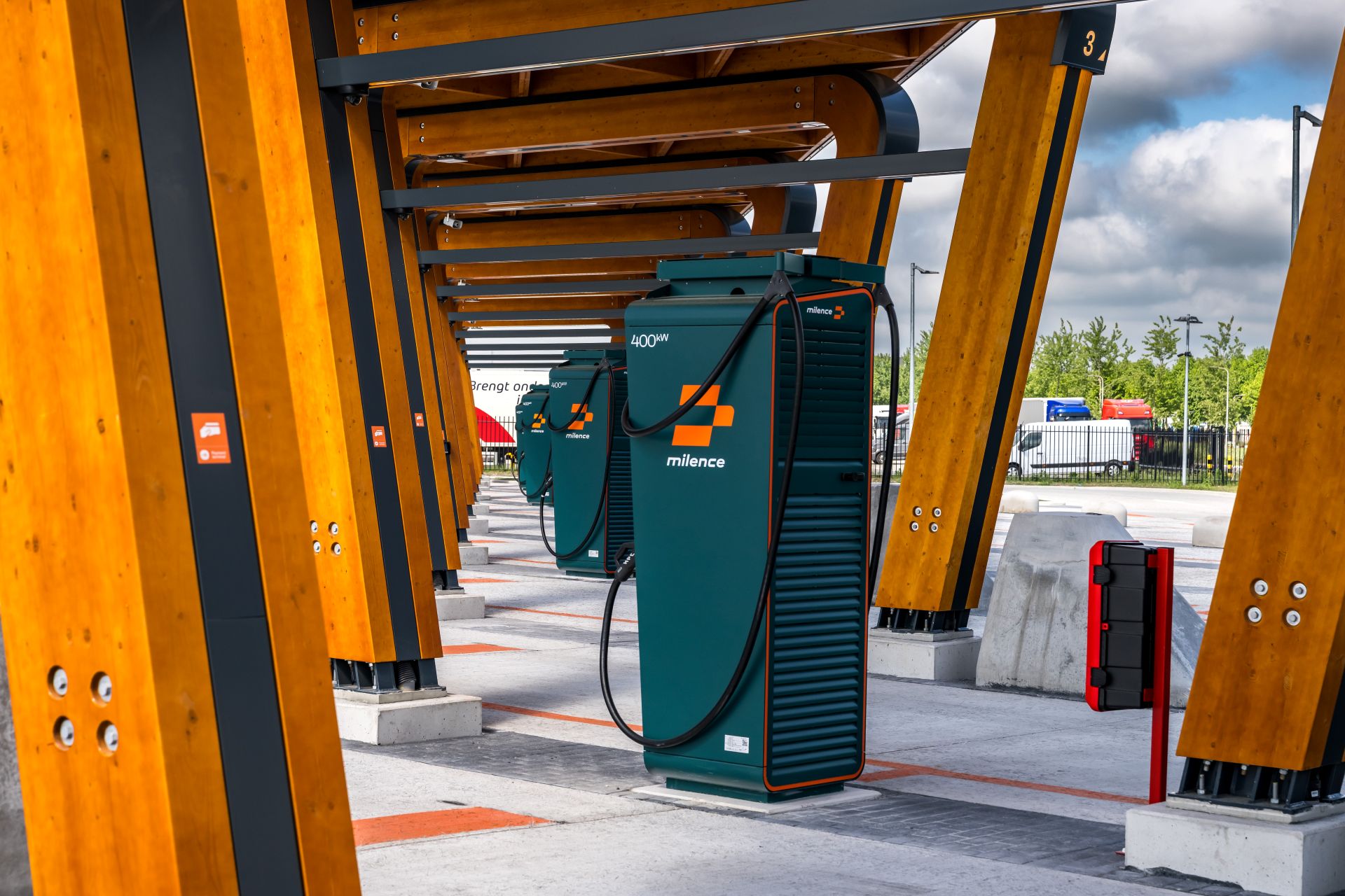 Milence opent eerste MCS-laadhub van Nederland in Zwolle