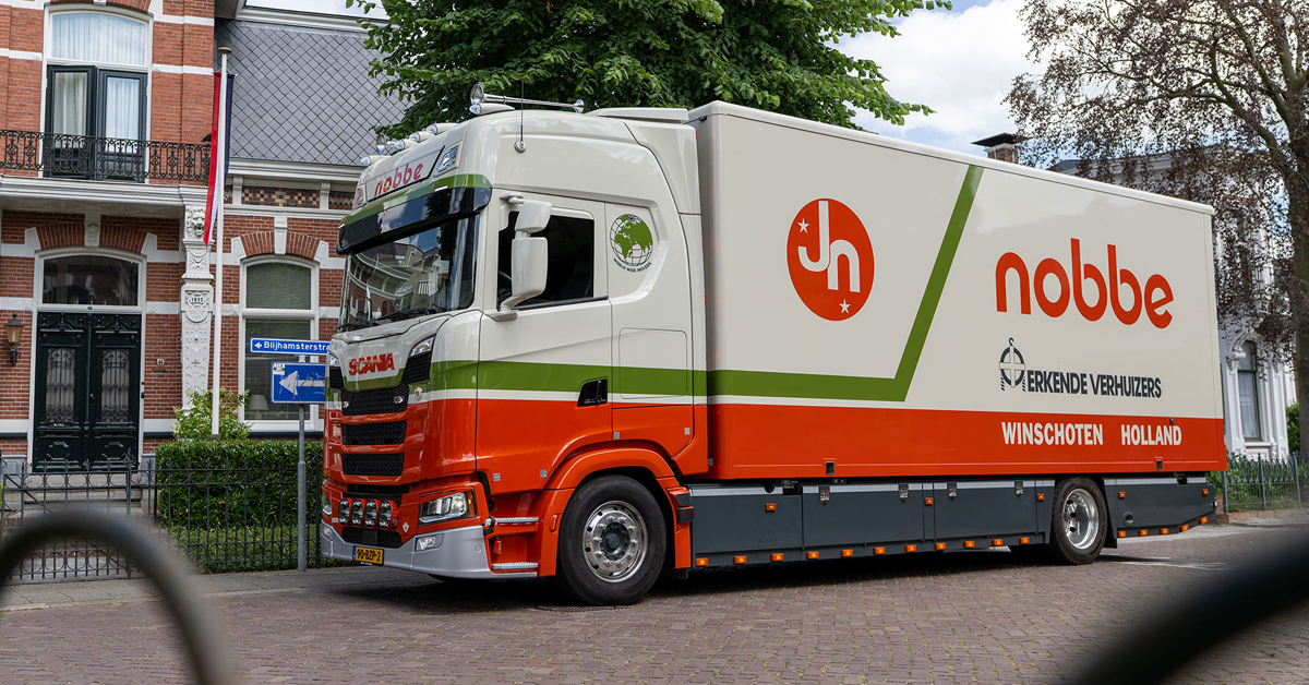 Verhuisbedrijf Nobbe zet sterke Scania 660S V8 verhuiswagen in